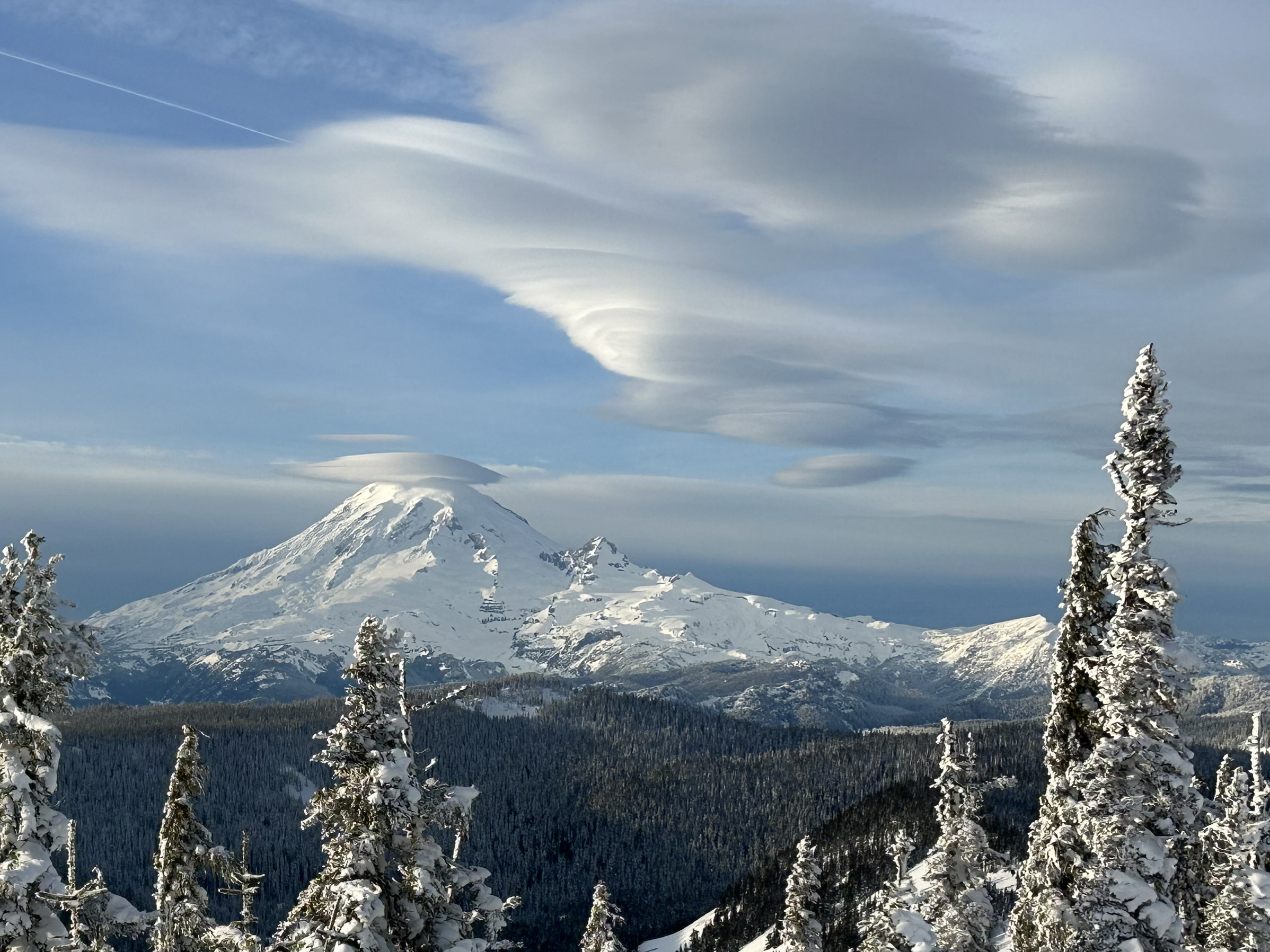 Mt. Rainier, skies put on epic cloud show ahead of next atmospheric river - Emerald City Weather ...